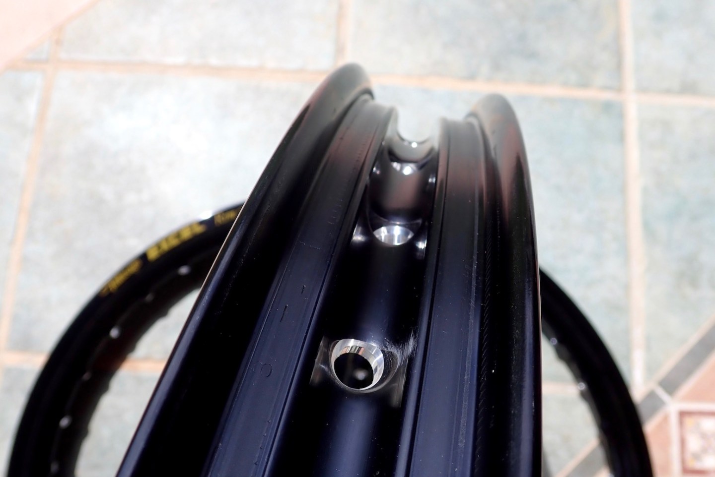 Tubeless motorcycle tyres and rims | Adventure Motorcycling Handbook